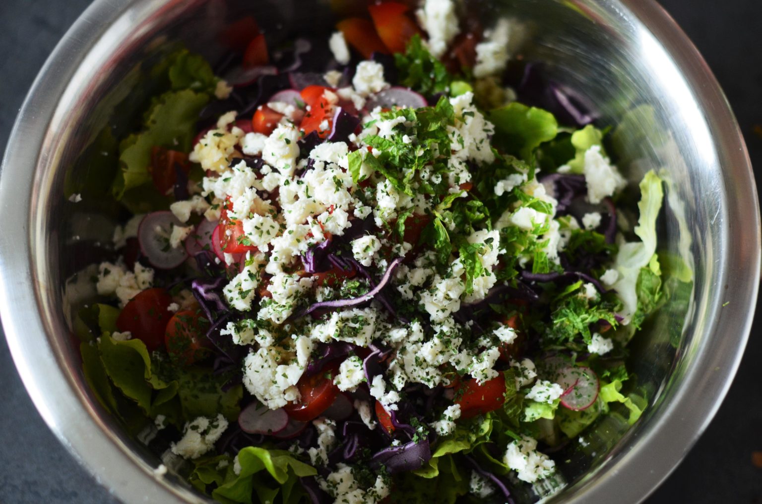 Salade croquante de chou rouge, radis et feta - Marine Boni ...